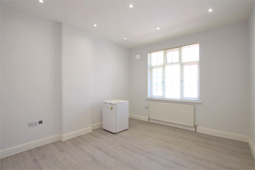 Bath Road, Hounslow, TW3, Commercial